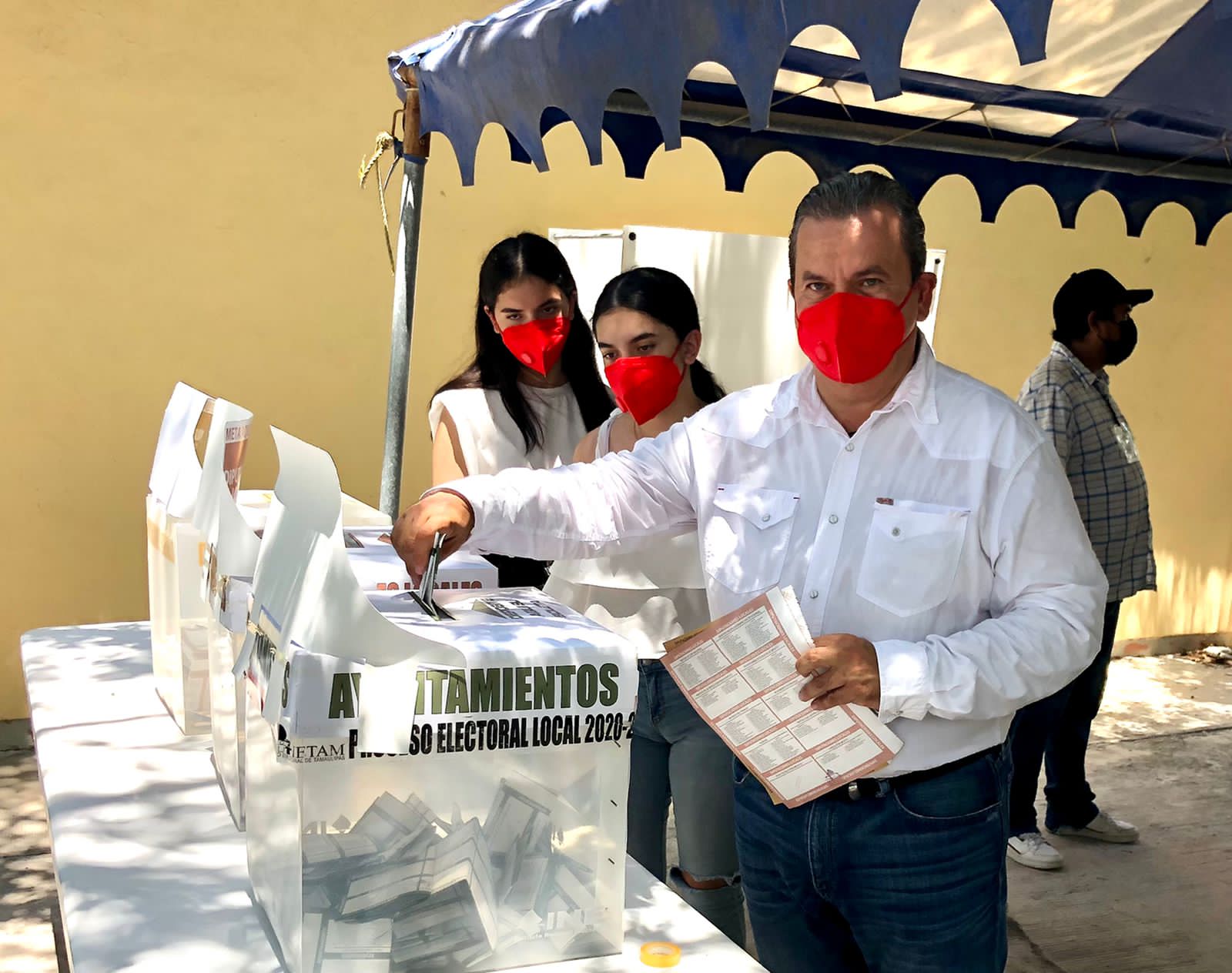 Dirigente estatal del PRI en Tamaulipas, vota en Río Bravo