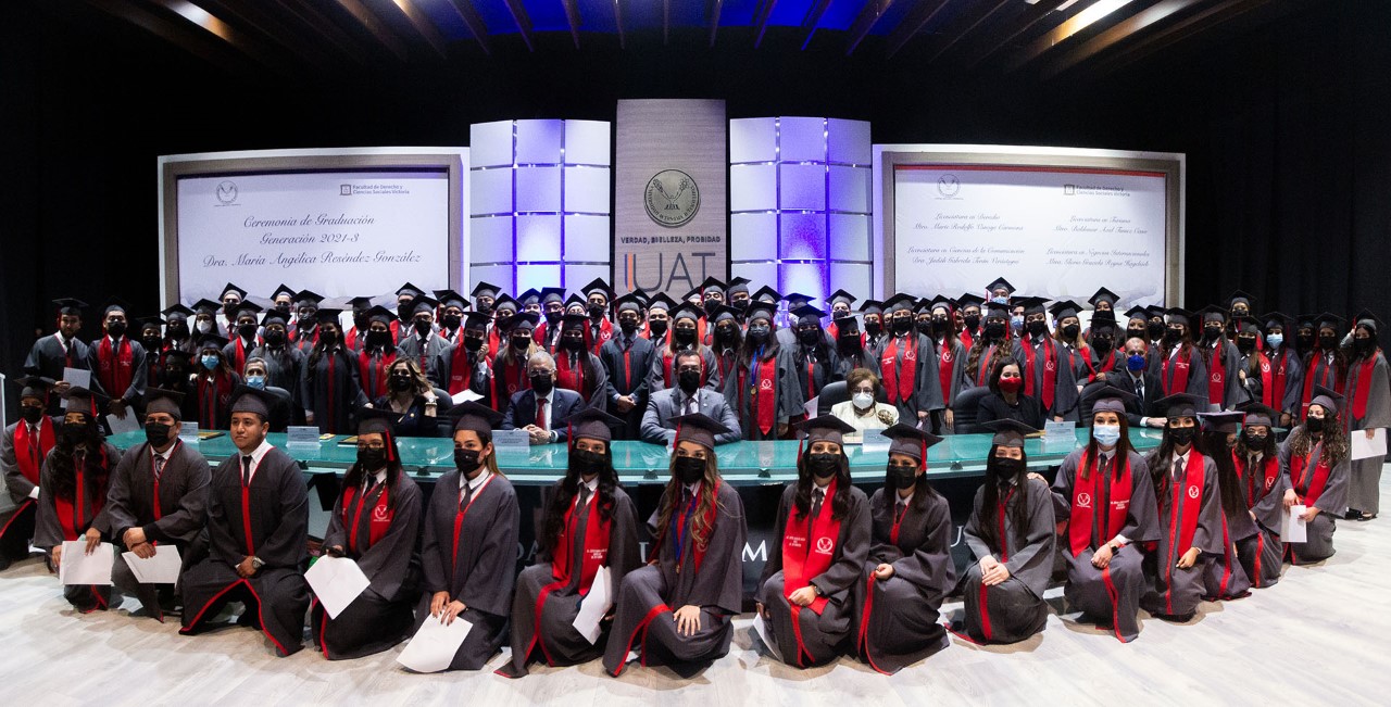 Preside Rector de la UAT graduación de la Facultad de Derecho Victoria