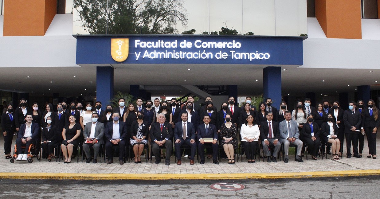 Preside Rector ceremonia de graduación en la Facultad de Comercio de Tampico