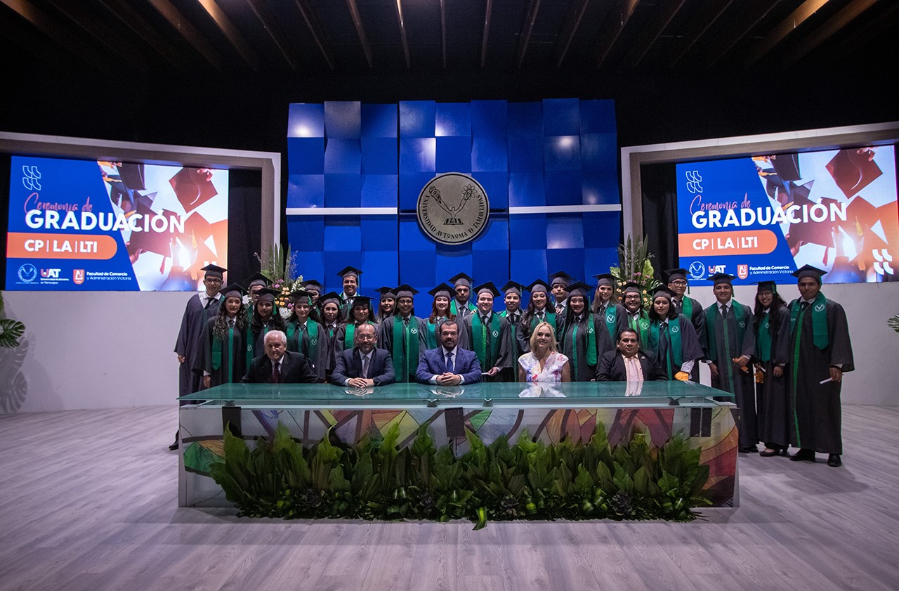 Entrega UAT nueva generación de egresados de la Facultad de Comercio ...