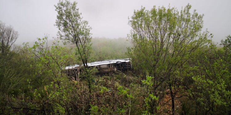 Autobús cae a voladero en antigua carretera Victoria-Tula – La Verdad