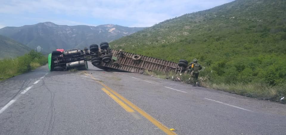 Vuelca tráiler y obstruye paso en la carretera a Victoria-Tula-SLP