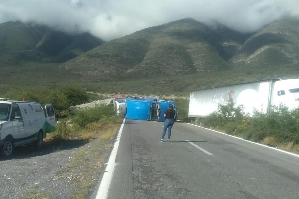 Vuelca tráiler cargado con brócoli en la ruta Victoria-SLP