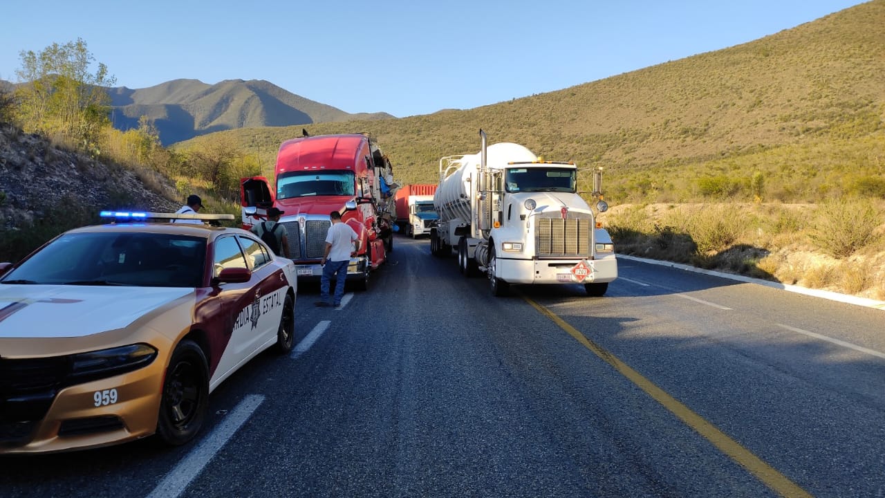 Tráiler rebasa a otro y lo embiste en ruta Victoria-Tula