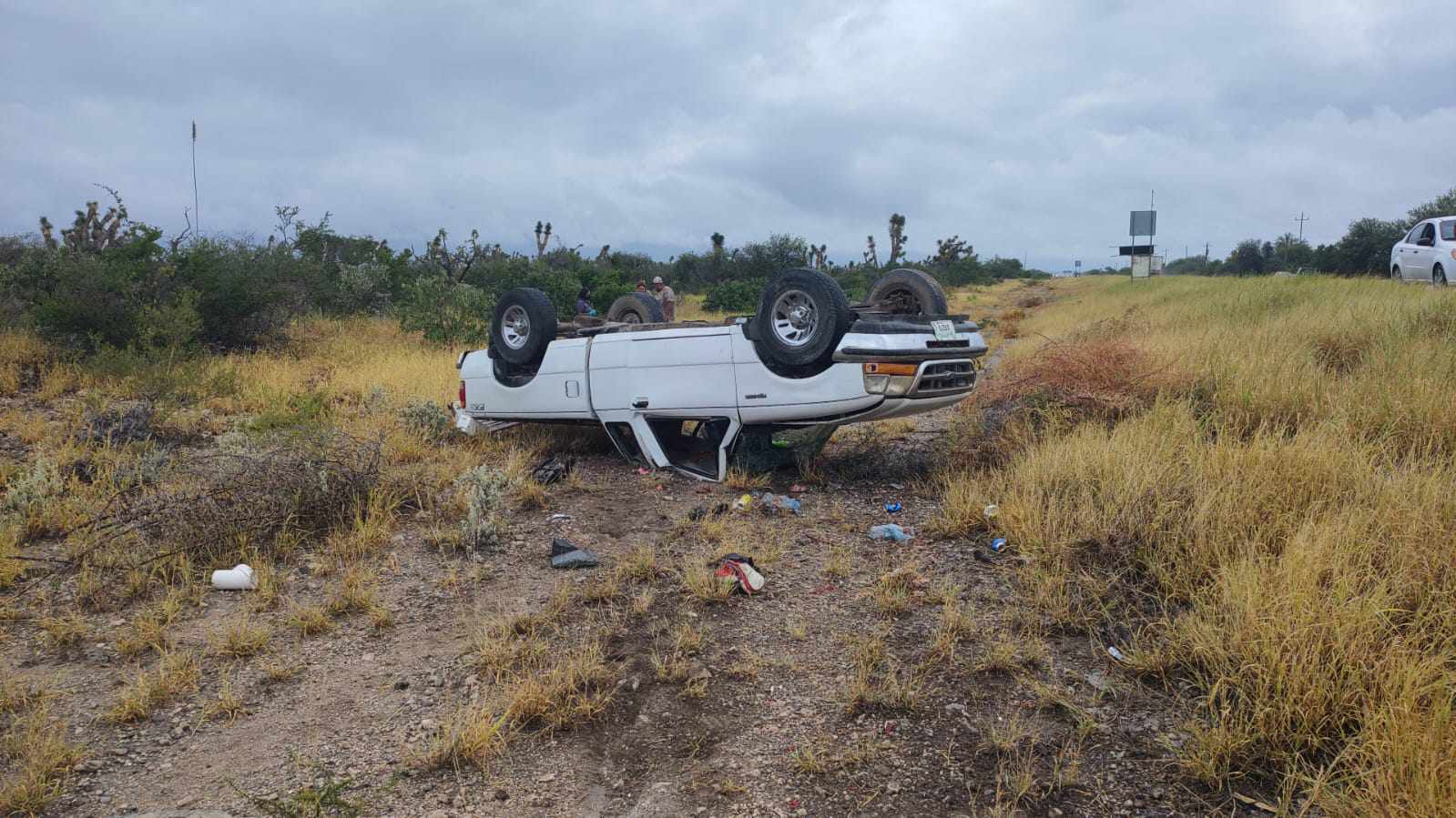Pareja herida al volcar camioneta en carretera Victoria-Tula