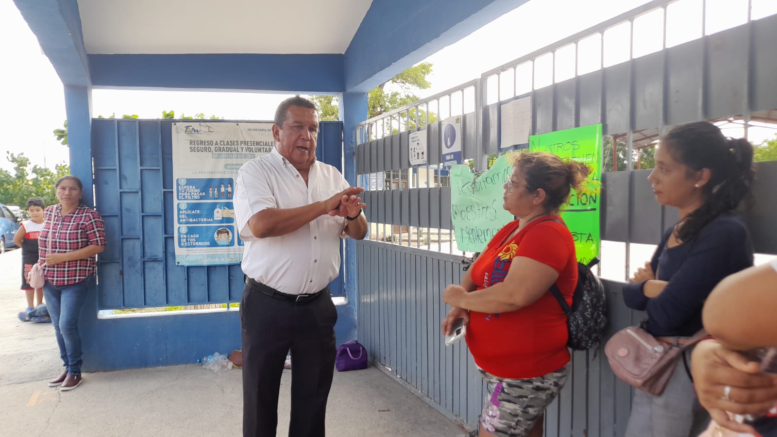 Cierran escuela para exigir maestros en primaria de Col. A. Las Playas