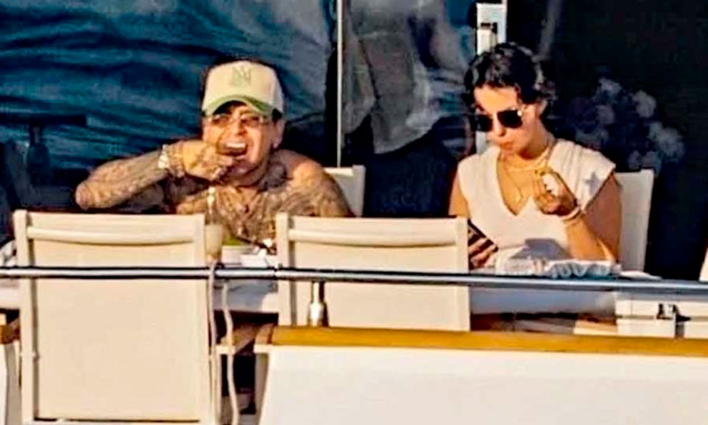 Christian Nodal y Ángela Aguilar derrochan amor en Los Cabos