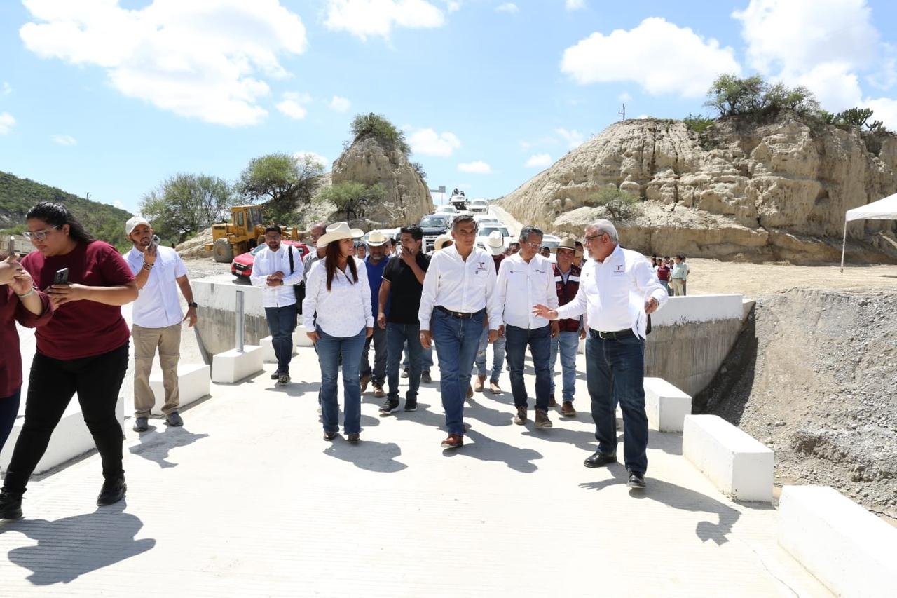Entrega Américo viviendas a damnificados por la tormenta Alberto