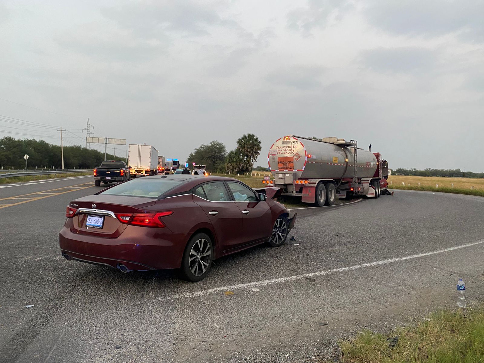 Dos heridos al estrellar auto contra tráiler-pipa en carretera Victoria ...