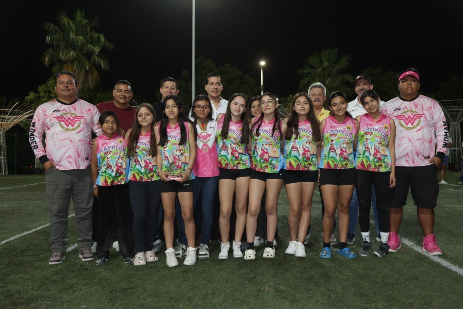Premian a las y los campeones del torneo de tochito flag organizado por ...