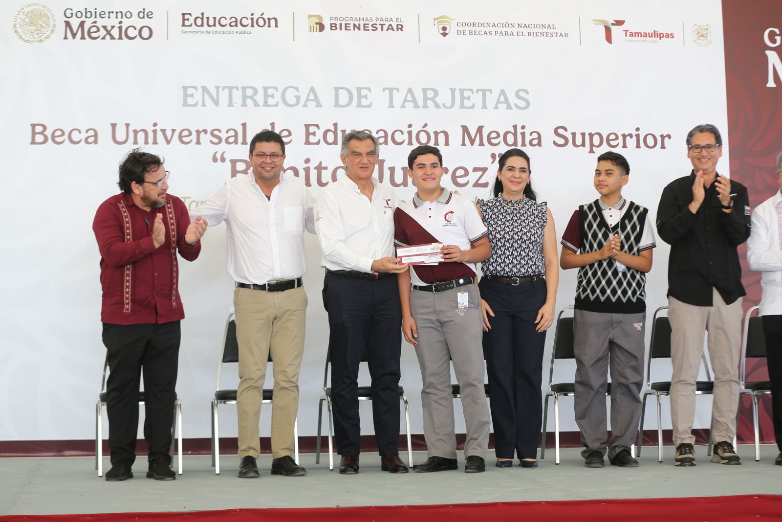 Entrega gobernador Américo Villarreal a estudiantes de Tampico becas ...